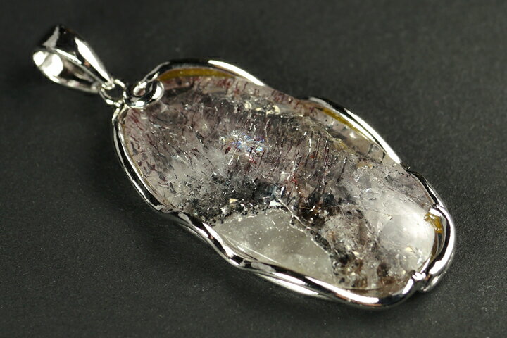 トップ部分:約3.7×2.1×0.5cm ブラジルのエスピリット・サント産のスーパーセブンのペンダントです。 人気の高い、オリジナルのウェーブデザインになっております。 インクルージョンの入り方も綺麗でありましてきっと満足して頂けます品質の...