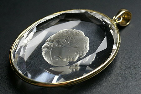 最高級品の8Aグレードの水晶のプレートに日本の職人さんが手彫りでカメオを彫り上げました最高の一生モノのペンダントトップになります。 麗しい女性の横顔を彫ったカメオです。カメオの彫刻には高い技能が必要で、経験や石に対する知識も必要です。高度な...