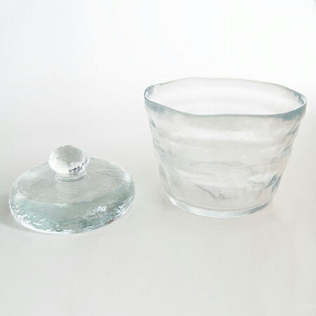 SPEC●野菜をキッチンで漬け、そのままテーブルへ●残った野菜でいろいろなお漬物を手軽に楽しむことができる浅漬鉢。●手作りガラスならではのやわらかい雰囲気も魅力で、器ごとテーブルに出しても綺麗です。●手作りガラス製の鉢と重しのセット●匂いが...