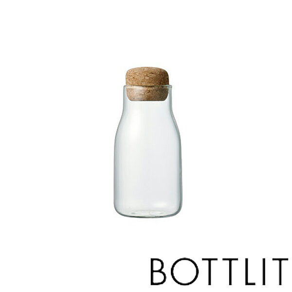 SPEC●丸みのある有機的なフォルムの保存瓶、BOTTLIT（ボトリット）。●並べておくだけでもインテリアとして映えるデザインです。●天然素材のコルクと耐熱ガラスのシンプルな組み合わせで、3つのサイズ展開です。●料理をするときには片手で簡単...