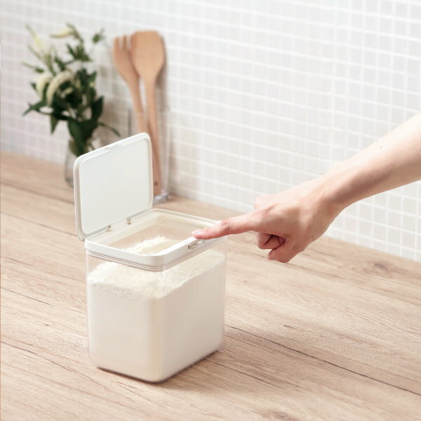 パッキン付きで、湿気を防いで食品の美味しさを保ってくれる保存容器です。ワンタッチオープンだから、開け閉めしやすく、フタの置き場に困りません。調理中など片手がふさがっていてもラクに密閉できます。サイズ約 幅15.2×奥行11.7×高さ16.4...