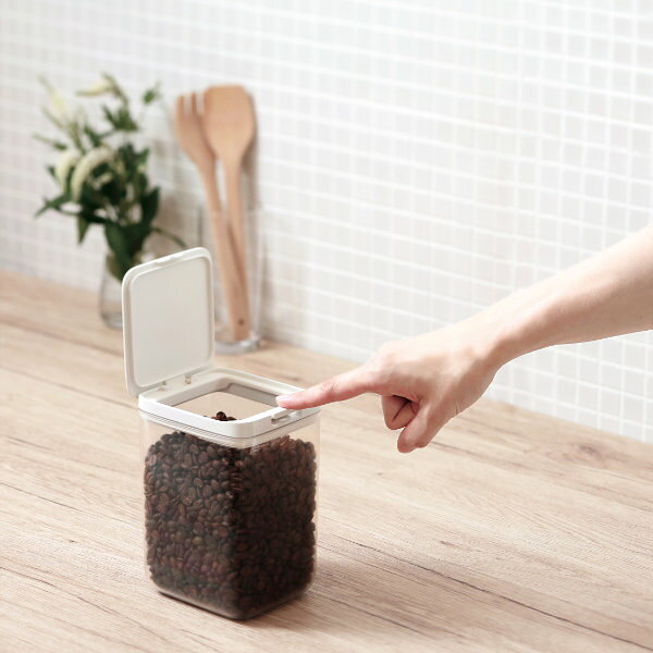 パッキン付きで、湿気を防いで食品の美味しさを保ってくれる保存容器です。ワンタッチオープンだから、開け閉めしやすく、フタの置き場に困りません。調理中など片手がふさがっていてもラクに密閉できます。サイズ約幅10.2×奥行11.7×高さ16.4c...