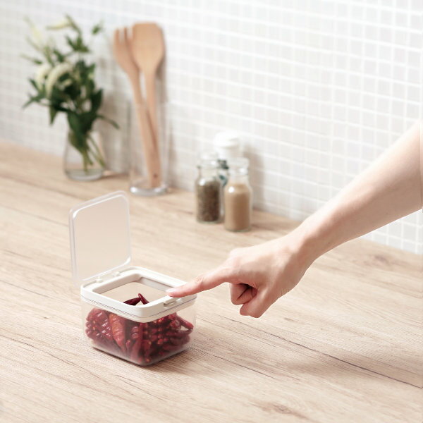 パッキン付きで、湿気を防いで食品の美味しさを保ってくれる保存容器です。ワンタッチオープンだから、開け閉めしやすく、フタの置き場に困りません。調理中など片手がふさがっていてもラクに密閉できます。サイズ約幅10.2×奥行11.7×高さ8.2cm...