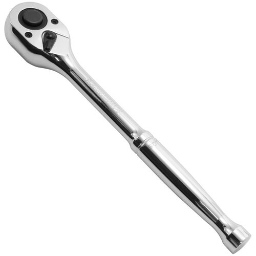【特長】●ソケット差込角1/2DR（12.7mm）の、ラチェットハンドルです。●回転が滑らかな90ギヤのラチェット機構は、送り角4°と細かい振り幅で、狭いスペースで役立ちます。●プッシュリリース機能付きで、不意にソケットが抜けることを防止で...