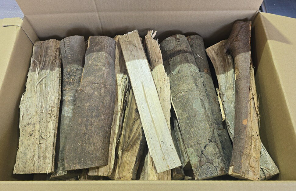 山を手入れした時に出来る間伐材から 火持ちの良いクヌギ・樫・桜の木などを選び、 程良い大きさに割って乾燥させた薪です。 水分量が20%以下になるまで自然乾燥させています。 薪　薪ストーブ　暖炉　ダルマストーブ　キャンプ　キャンプファイヤー ...