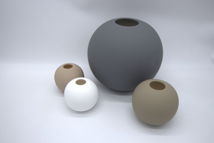 Ball Vase 8 cm 花瓶 Cooee Design（クーイーデザイン）は、斬新なデザインでデザイン界に旋風を巻き起こしているスウェーデンのコンテンポラリーブランドです。花瓶や彫刻、ホームアクセサリーなど、人気の高いコレクションが豊...