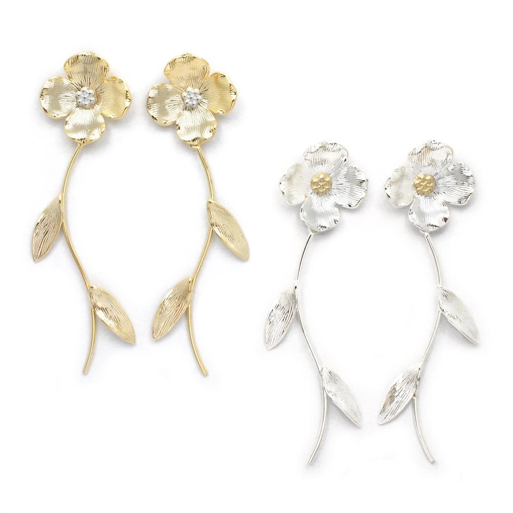 metallic flower イヤリング：zoule（ゾーラ）美しくリアルな花の表現が特徴のアクセサリー。ヴィンテージ風のゴールドとシルバーの色合わせが品良く見せてくれます。サイズ花モチーフ：直径2.2cm全長：8.0cm仕様・素材ネジバ...