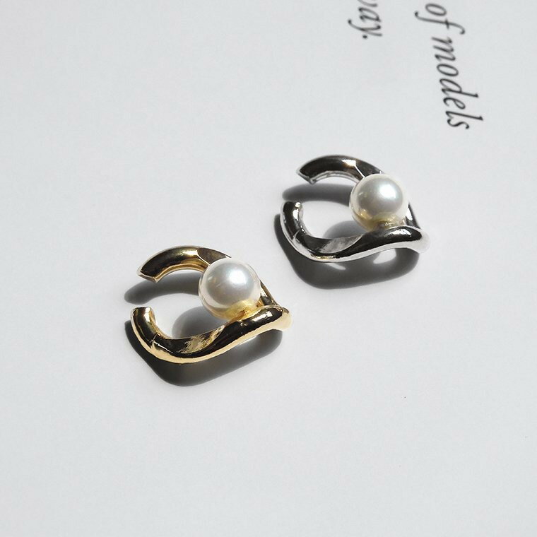 シェルパールミニ イヤーカフ：ISS（イズ）小さめなイヤーカフは、シェルパールの輝きがアクセント。お手持ちのピアスとの重ね付けもおすすめです。サイズ全長：1.7cm仕様・素材合金シェルパール生産国日本その他アレルギー対応ニッケルフリー※アレ...