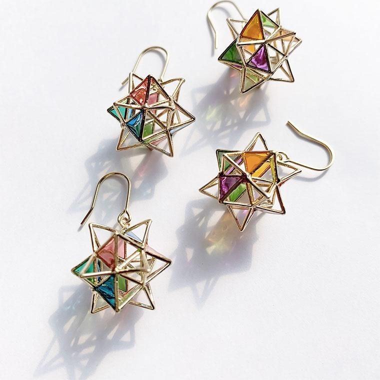 star polygon ピアス ：zoule（ゾーラ）ステンドグラスのような風合いのピアス。モロッコのタイルから着想した柄をカラフルに大人っぽく仕上げました。サイズ全長：3.2cm仕様・素材真鍮樹脂生産国日本その他 ブランド紹介zoule...
