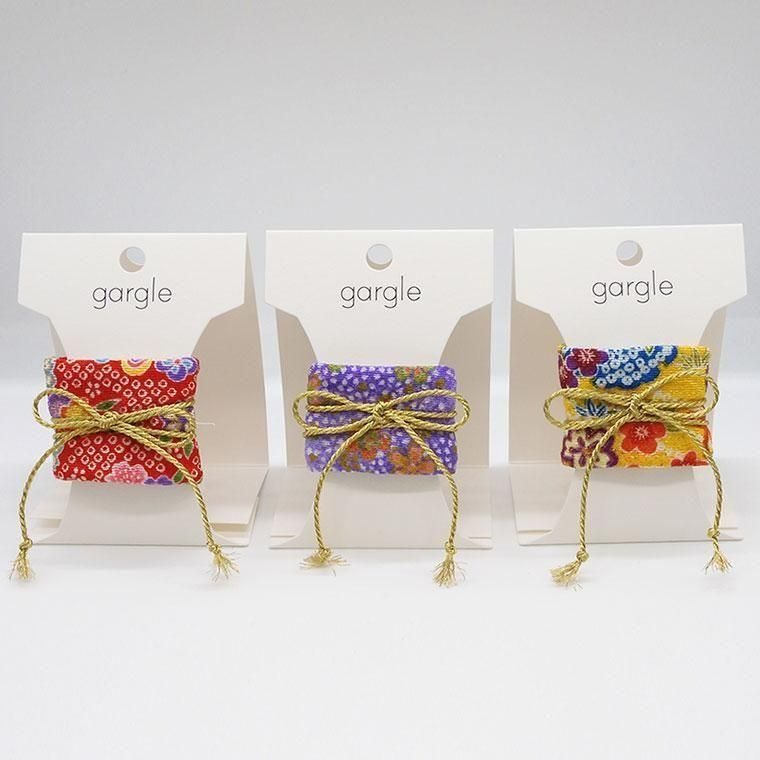 ちりめんリボン　ヘアーカフス ：gargle（ガーグル）ワイヤー入りのオリジナルヘアアクセサリー。 ゴムで結んだ髪にフックを引っ掛け、本体を巻き付けるだけで簡単におしゃれなヘアースタイルが完成します。 ワイヤー入りのため髪の量に関係なく、様...