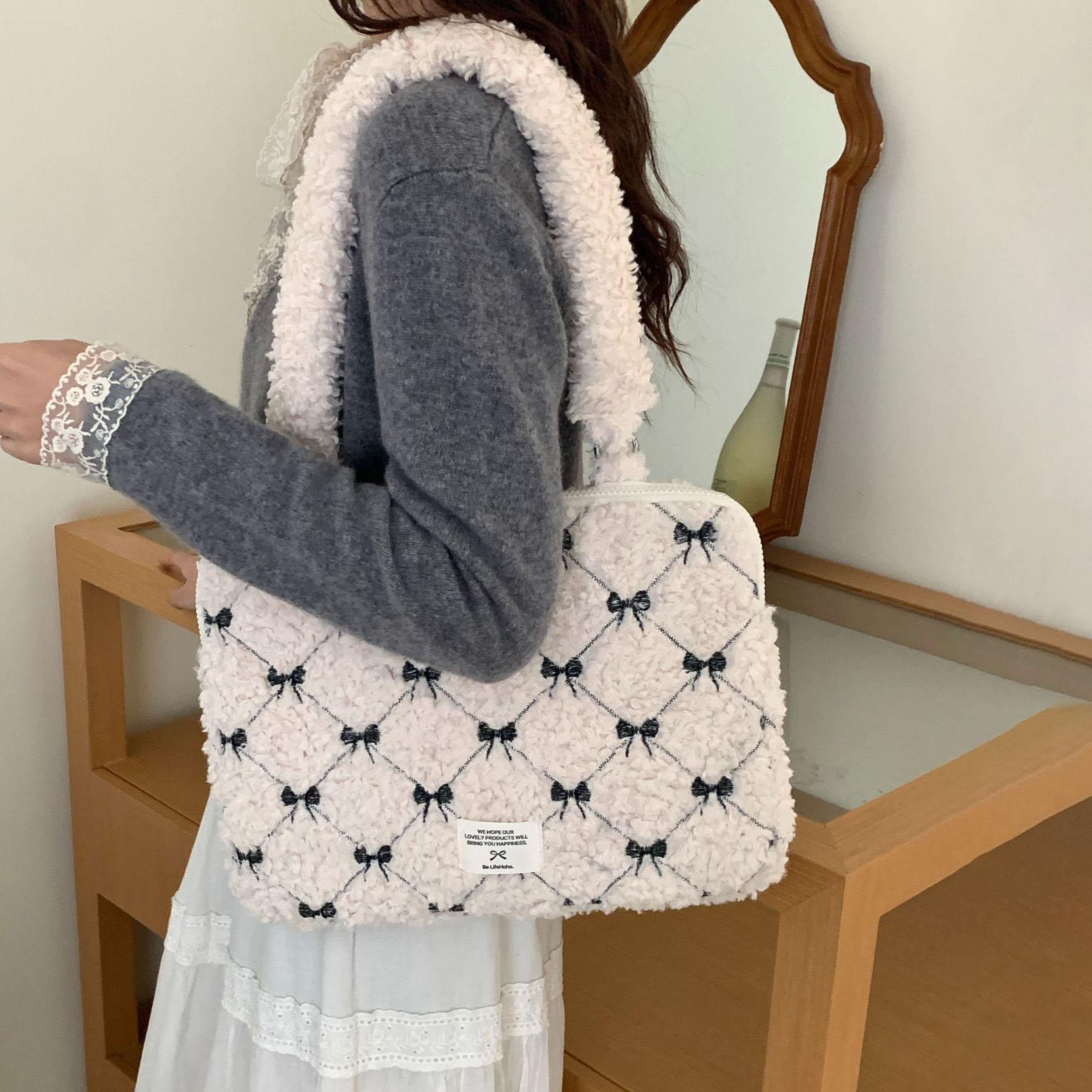商品内容パソコンケース素材ボリエステルなど対応機種13-14.1インチ-外寸約36x27x3cm 15.6-16.1インチ-外寸約39.5x29x3cm注意書き商品写真は、できる限り現品を再現するように画像処理などの補正を行っておりますが、...