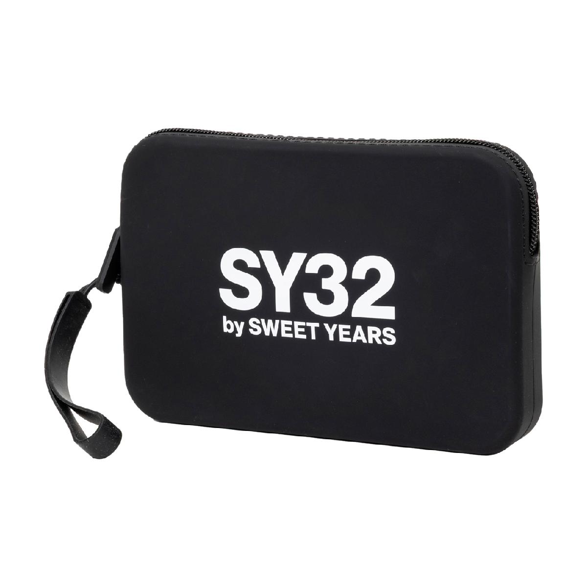 シリコンポーチエスワイサーティトゥ バイ スウィートイヤーズ / SY32 by SWEET YEARS商品の特徴ブランドのメインロゴを大胆に立体成型した、インパクトのあるシリコン製ミニポーチです。マットで柔らかな質感のシリコン素材を採用し...