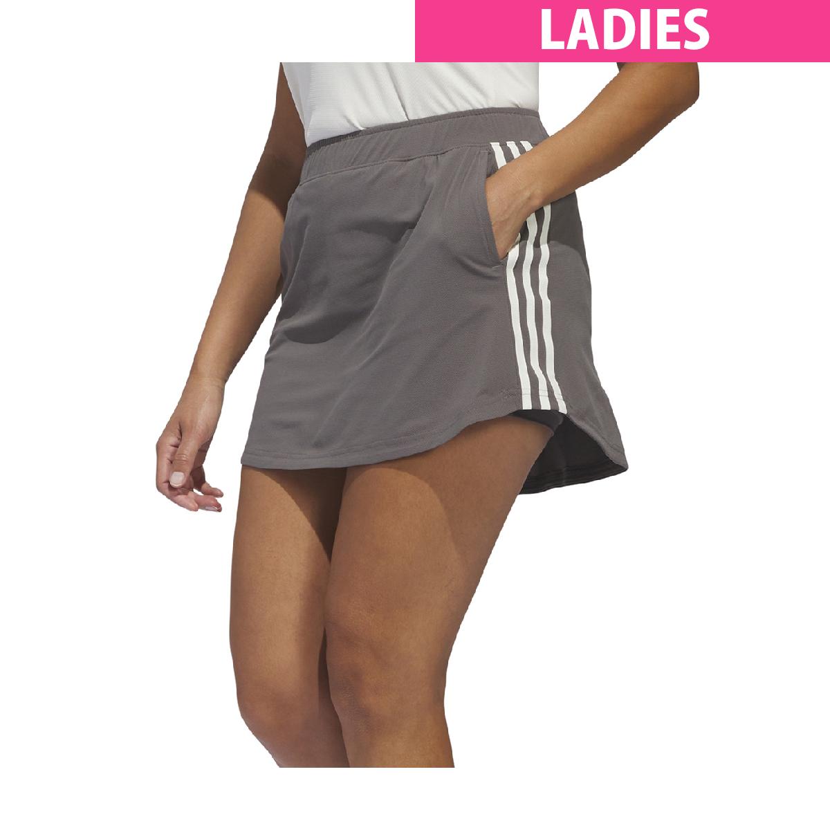 ULT365 ストレッチ ピケ スカートアディダス / Adidas商品の特徴軽量かつ動きに制限がかからない快適なストレッチ性のあるツイストニット素材を使用したプルオンスカート。脇部分の同色スリーストライプスが特徴です。 インナーパンツ一体...