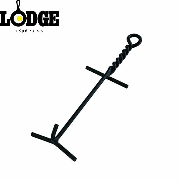 ロッジ リッドリフター A5LODGE ロッジ リッドリフター A5は120年余りの歴史があるLODGE（ロッジ）社の蓋を持ち上げるための道具です。炭を乗せて熱くなった蓋を外したり、持ち上げて中身を確認する際に重宝します。※ご注意：下記の商...