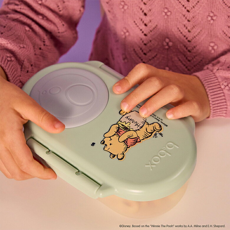 商品説明 ディズニーオリジナルデザインのトドラーランチボックスが新登場。 幼児や少食の方のお弁当や、外出先でのおやつの持ち運びに便利なコンパクトサイズ。 通園時にお子さんの手でも開けやすく、閉めやすいようにロック部分が一箇所になっています。...