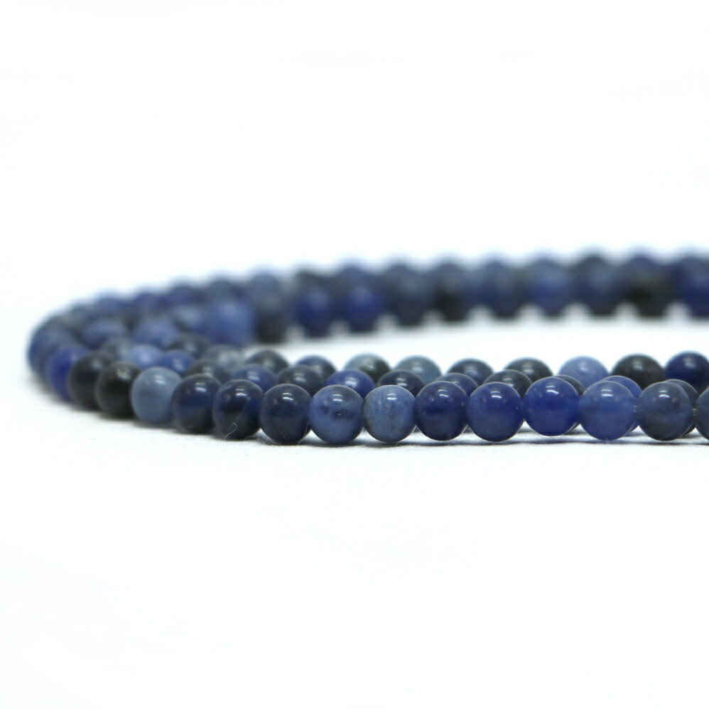 【ビーズサイズ】4.5〜5mm 【形】丸玉 【連の長さ】約38〜40cm ※ビーズサイズは0.5mm前後の誤差がある場合がございます 【商品説明】 ソーダライトは青系の色合いに白や黒っぽい模様も存在する天然石です 同じような色合いの天然石で...