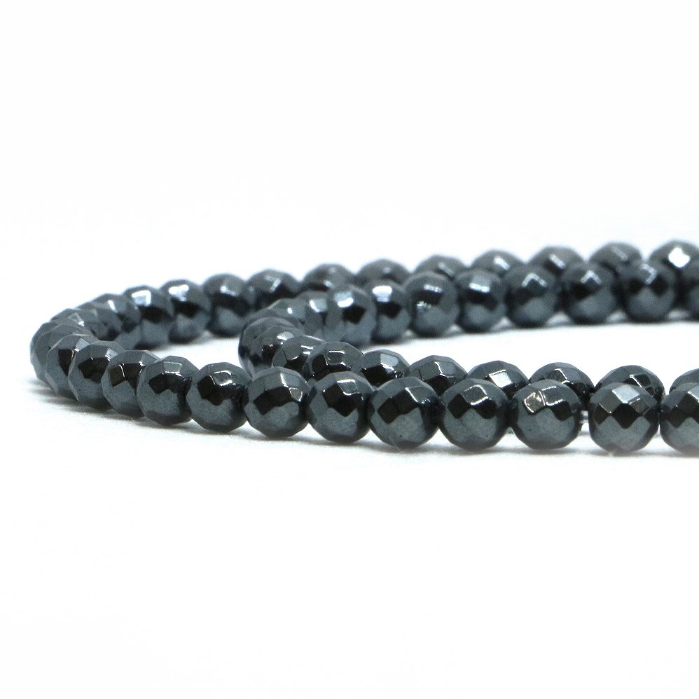 【ビーズサイズ】4mm 【形】カット 【連の長さ】約38〜40cm ※ビーズサイズは0.5mm前後の誤差がある場合がございます 【商品説明】 ヘマタイトは鉄の酸化鉱物でガンメタリック調の色合いの天然石となります 和名では赤鉄鉱（せきてっこう...