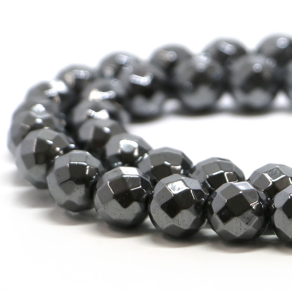 【ビーズサイズ】10mm 【形】カット 【連の長さ】約38〜40cm ※ビーズサイズは0.5mm前後の誤差がある場合がございます 【商品説明】 ヘマタイトは鉄の酸化鉱物でガンメタリック調の色合いの天然石となります 和名では赤鉄鉱（せきてっこ...