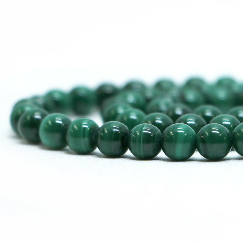 【ビーズサイズ】6mm 【形】丸玉 【連の長さ】約38〜40cm ※ビーズサイズは0.5mm前後の誤差がある場合がございます 【商品説明】 マラカイトはグリーンを基調とした色合いで白や黒っぽい縞模様が特徴の天然石となります 和名では孔雀石（...