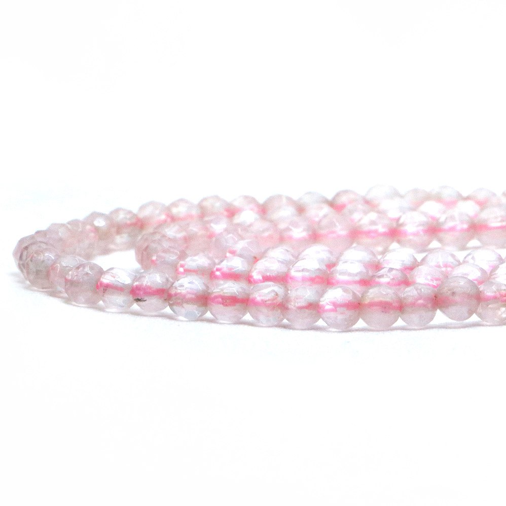 【ビーズサイズ】4mm 【形】カット 【連の長さ】約38〜40cm ※ビーズサイズは0.5mm前後の誤差がある場合がございます 【商品説明】 ローズクォーツ （Rose Quartz）は乳白色〜ピンク色を基調とした色合いで石英のグループでの...