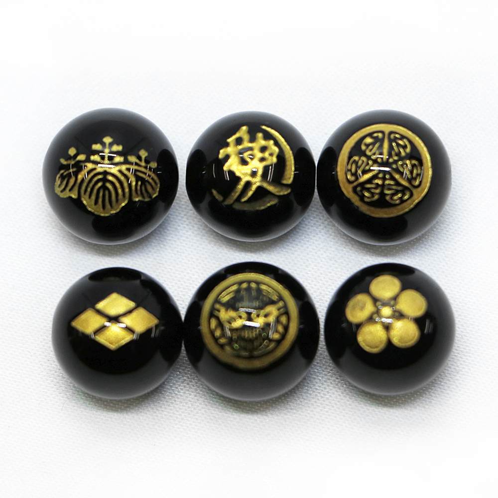 玉サイズ：約12mm 歴史を制した人物の家紋入り天然石オニキスビーズです。お気に入りの人物の家紋でストラップやブレスレットを作ってみてはいかがでしょうか？ 【五三桐】豊臣秀吉 【義＆愛】直江兼続 【三葉葵】徳川家康 【武田菱】武田信玄 【仙...