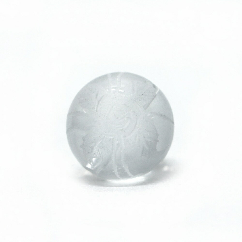 花が彫刻された水晶です。あなただけのオリジナルブレスやストラップにどうぞ！【サイズ】8mm ＊図柄の向きは異なる場合がございます。また手彫りのため写真と実物に若干の差が生じる場合がございますがご確認の上お願い申し上げます。 【配送につきまし...