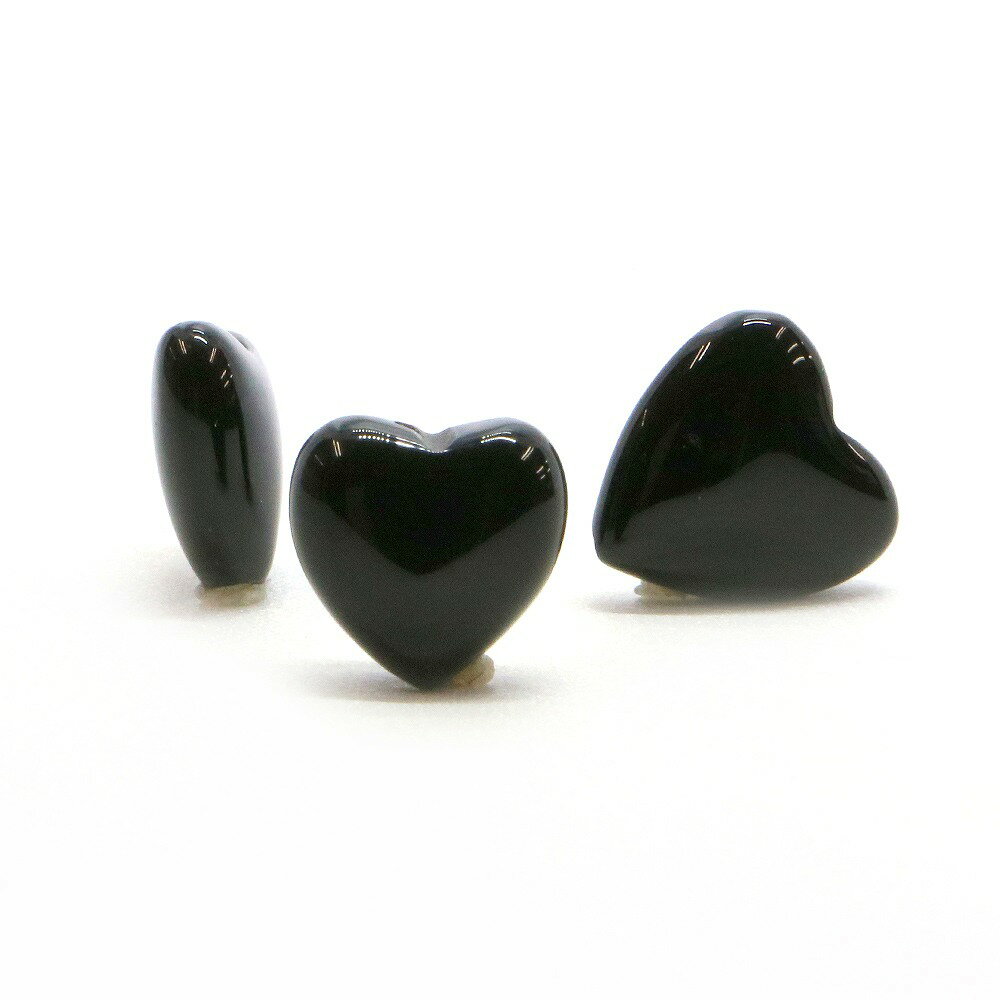 【ビーズサイズ】12mm（厚み6mm） 【形】ハート ※ビーズサイズは0.5mm前後の誤差がある場合がございます 【商品説明】 オニキスは和名では黒瑪瑙（くろめのう）といいガラス質の光沢をもつ黒い天然石となります 中にはうっすら縞模様の線が...