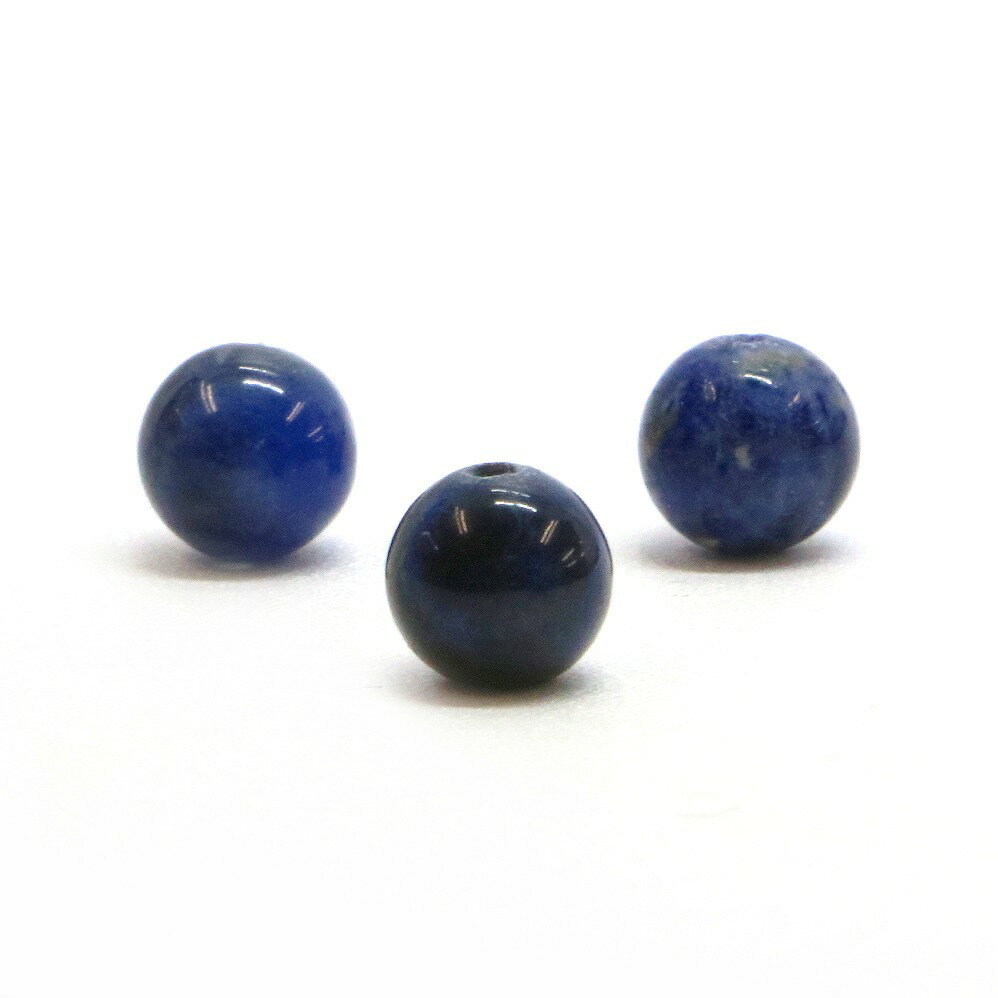 【ビーズサイズ】8mm 【形】丸玉 ※ビーズサイズは0.5mm前後の誤差がある場合がございます 【商品説明】 ソーダライトは青系の色合いに白や黒っぽい模様も存在する天然石です 同じような色合いの天然石でラピスラズリがありますが ラピスラズリ...