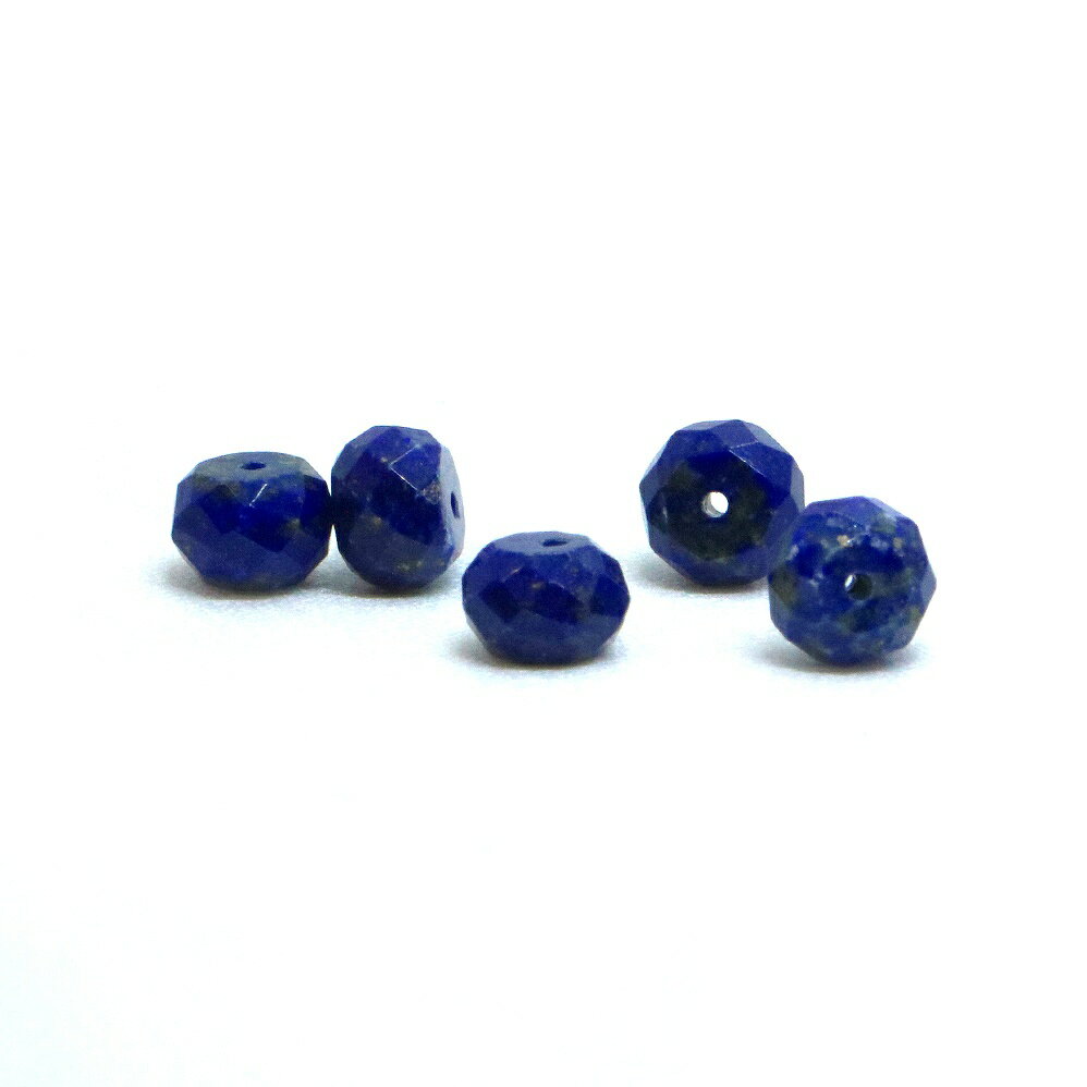 【ビーズサイズ】4×6mm 【形】ボタンカット ※ビーズサイズは0.5mm前後の誤差がある場合がございます 【商品説明】 ラピスラズリは青い天然石の代表名詞ともいえる天然石ではないでしょうか 青色は明るめのものから濃いめの濃紺まで様々で真鍮...