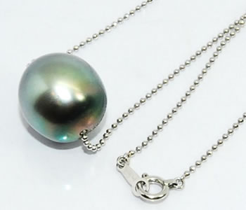宝石名 南洋黒蝶タヒチパール1ピース 地金素材 プラチナ（Pt850） 総重量 約5.9g サイズ チェーンサイズ約40cm トップ幅約12.5×14.5mm 付属品 ネックレスケース 品質保証書 プレゼント包装 &nbsp; プレゼント用...
