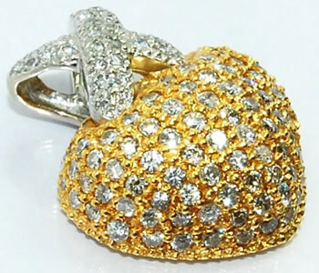 宝石名 ダイヤモンド1.00ct 地金素材 K18ホワイトゴールド K18イエローゴールド 総重量 約4.4g サイズ 最大幅約16×19.5mm（バチカン含む） 付属品 ケース 品質保証書 プレゼント包装 &nbsp; プレゼント用に包装...