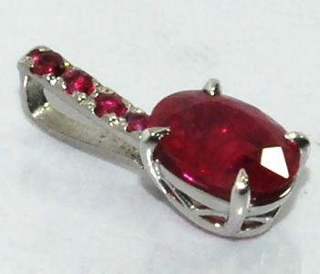 宝石名 ルビー1.34ct(中央) ルビー0.10ct(バチカン部分) 地金素材 プラチナ(Pt900) 総重量 約3.0g サイズ トップ幅約5.8×15.4mm（バチカン含む） 付属品 ケース 品質保証書 プレゼント包装 &nbsp; ...