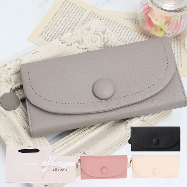 PRINTRODUCTION　-　商品説明　- ソフトに仕上げたシュリンク革に大きなくるみボタンを印象的に仕上げたお財布シリーズです。ステッチワークとフォルムが優しく存在感のある仕上がりになっています。 ブランド JILLSTUART シリ...