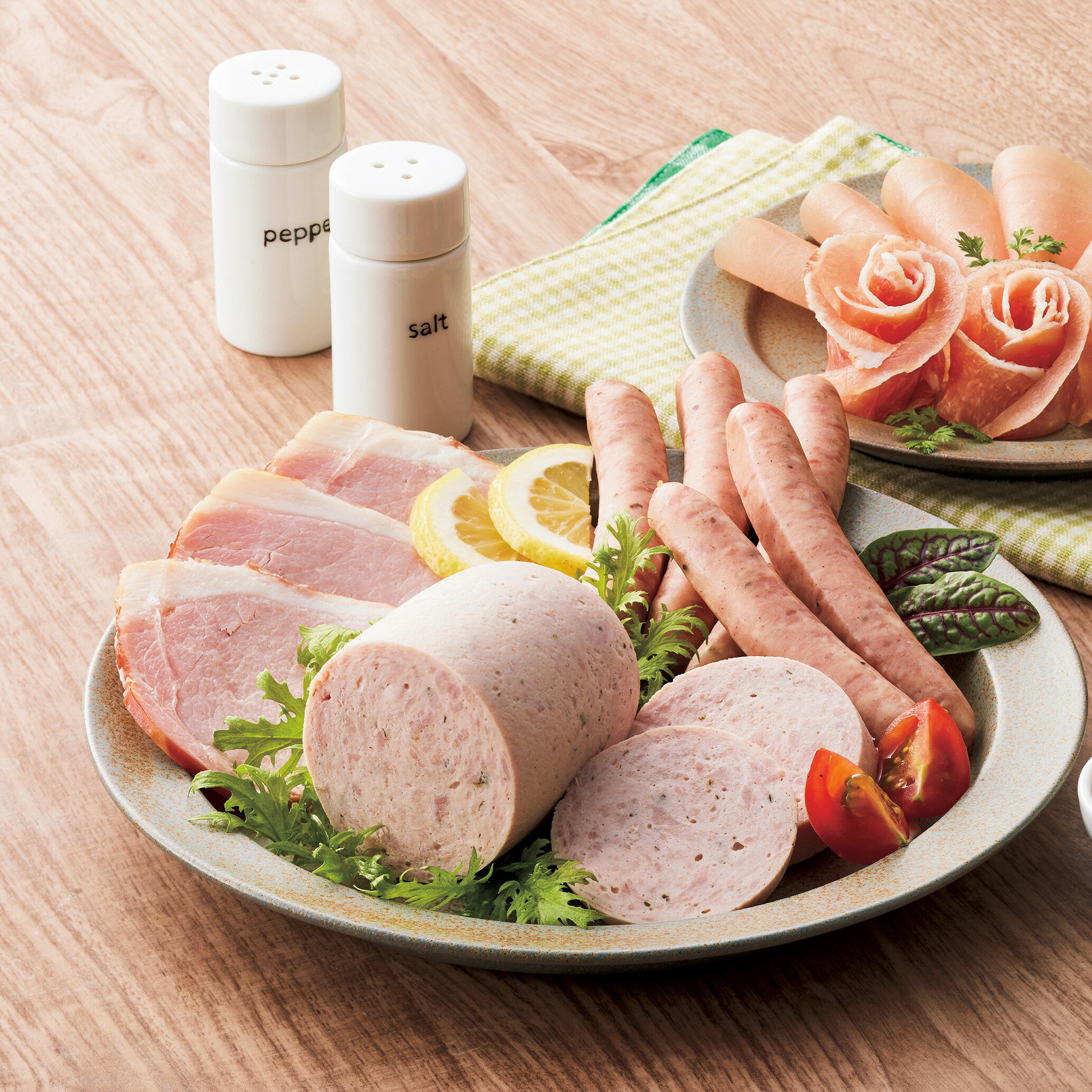 ギフト対応 北海道・江別市にある「トンデンファーム」から、人気のハム・ソーセージを贅沢に詰め合わせたバラエティーセット。 旨みを逃さない「直下式炭火製法」でじっくり燻したロースハムとウインナー、さらに、低温でスモークをかけた生ハムロースなど...