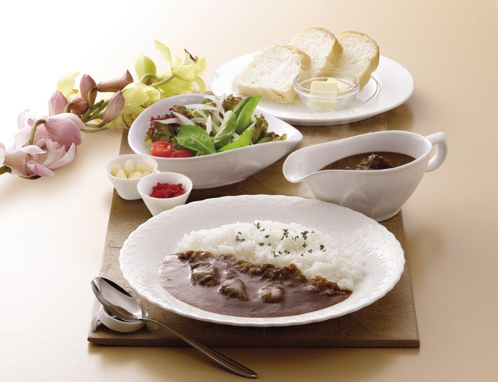じっくりと煮込んだこだわりのカレーに、神戸ビーフを加えて仕上げました。ビーフの旨味とコクが溶け込んだ味わいは格別です。【商品内容】・内容量　：200g×8食（中辛口・レトルトパウチ）・賞味期限：製造日より常温2年・便種　　：常温・熨斗　　：...