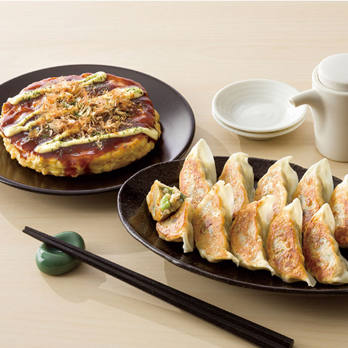 内容／冷凍お好み焼き(海鮮焼・もちチーズ焼各2個)・大阪ねぎ餃子10個・［日本製］ 箱サイズ／31.5×18.5×10cm 重量／1375g アレルゲン／卵・乳成分・小麦・いか・ごま・大豆・鶏肉・豚肉・りんご 賞味期限／製造日より冷凍約36...