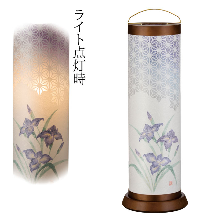 天然木と落水和紙の自然な素材に手描きの草花をあしらった創作現在提灯。落ち着いた金色の飾り手が魅力です。 1個の内容 幅17cm／高さ51cm 手描き絵＝熟練の絵師による下書きなしで描かれる美しい絵柄 コードレス（LED）＝電池式ローソク灯・...
