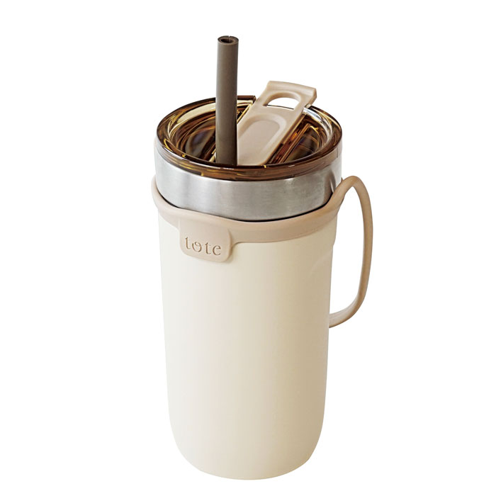 商品サイズ／100×95×170mm 箱サイズ／98×98×180mm ストロー付きで飲みやすく、持ち運びしやすいストラップが付いたタンブラー。 使い方広がる3Way仕様。 ストローなしで蓋付きタンブラーとしても。 ストローは開いて中まで洗...