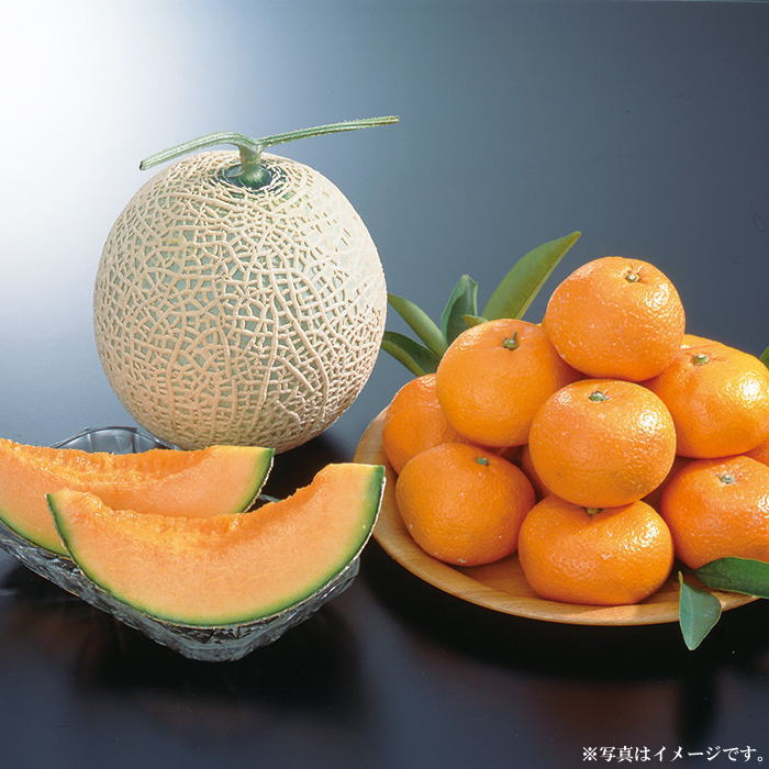 内容／北海道産赤肉メロン1.3kg、ハウスみかん1kg 箱サイズ／370×240×140mm 賞味期限／冷蔵5日 【配送方法】　クール便(冷蔵) 【商品の出荷期間】　7月7日〜 ※天候状況によりお届け期間が変更される場合もございますので、お...