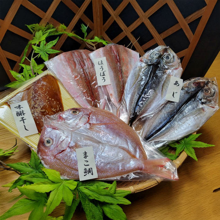 内容／まこ鯛灰干し　1枚、鯵、または平鯵灰干し　2枚、ほうぼう灰干し　2枚、味醂干し　1枚 ※季節の旬の魚の詰合せですので、水揚げにより魚の種類が変更になる場合がございます。 重量／1,200g 賞味期限／製造日より180日間 【配送方法】...