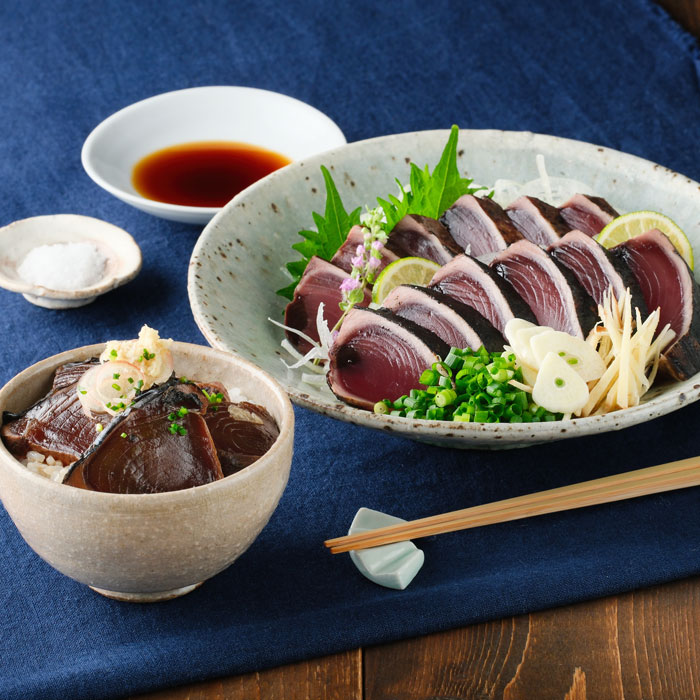 内容／ワラ焼き鰹タタキ(南方)350g（タレ15g・天日塩6g入り）×1、鰹の漬け丼80g×4パック 箱サイズ／430×260×90mm アレルゲン／小麦 賞味期限／冷凍30日 高知県産の稲藁を使い土佐伝統の藁焼きで焼き上げた完全ワラ焼きの...