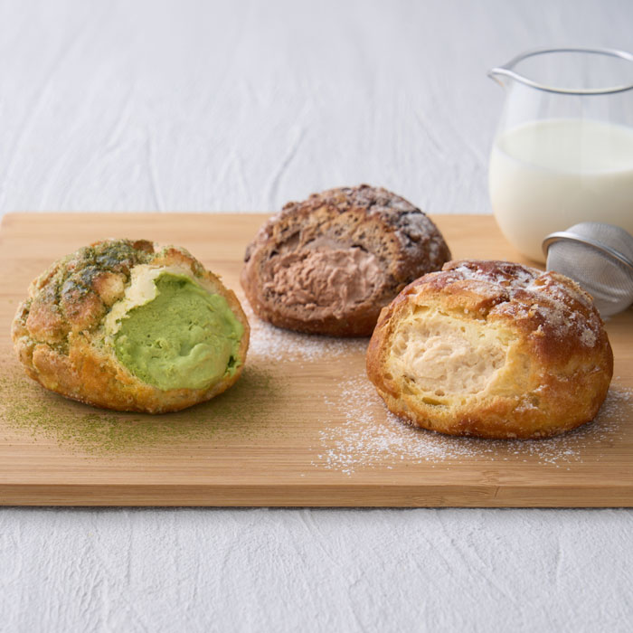 内容／シュークリーム（チョコレート、抹茶、ヘーゼルナッツ）×各2個 箱サイズ／295×210×65mm アレルゲン／卵・乳・小麦 賞味期間／冷凍180日 【配送方法】　クール便(冷凍) 【商品の出荷期間】　8月8日まで 世界遺産石見銀山にほ...