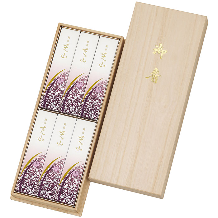 お線香サイズ：約140mm 商品サイズ:高さ346mm×幅150mm×奥行45mm 箱含む重量:約545g（内容量：約30g×6箱） セット内容(主原料):　銘香芝山 6箱(タブ粉、香料) 春の野山を彩る芝桜のはんなりとした風情を漂わせる白...