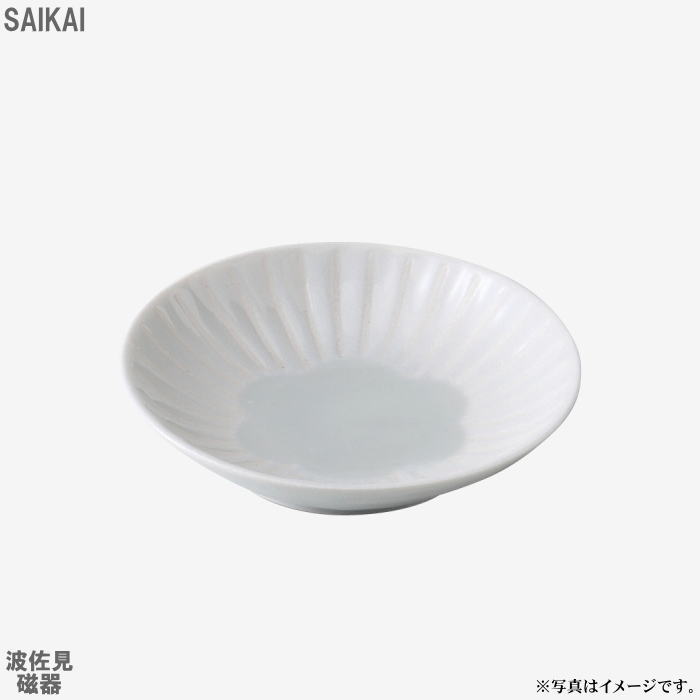 1枚の仕様 商品サイズ／φ9.5×H2cm 重量／約60g 材質／磁器 食卓にやわらかく浮かぶ一輪の花。撥水の技法で、花とストライプをシンプルにデザインしました。