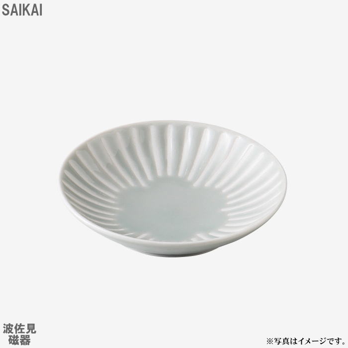 1枚の仕様 商品サイズ／φ9.5×H2cm 重量／約60g 材質／磁器 食卓にやわらかく浮かぶ一輪の花。撥水の技法で、花とストライプをシンプルにデザインしました。