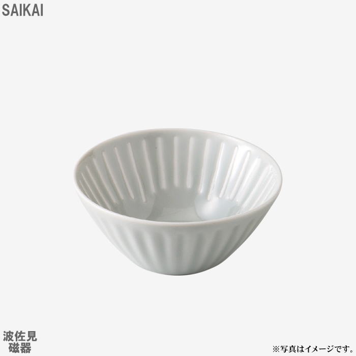 1枚の仕様 商品サイズ／φ9.5×H4.5cm 容量／150ml 重量／約80g 材質／磁器 食卓にやわらかく浮かぶ一輪の花。撥水の技法で、花とストライプをシンプルにデザインしました。