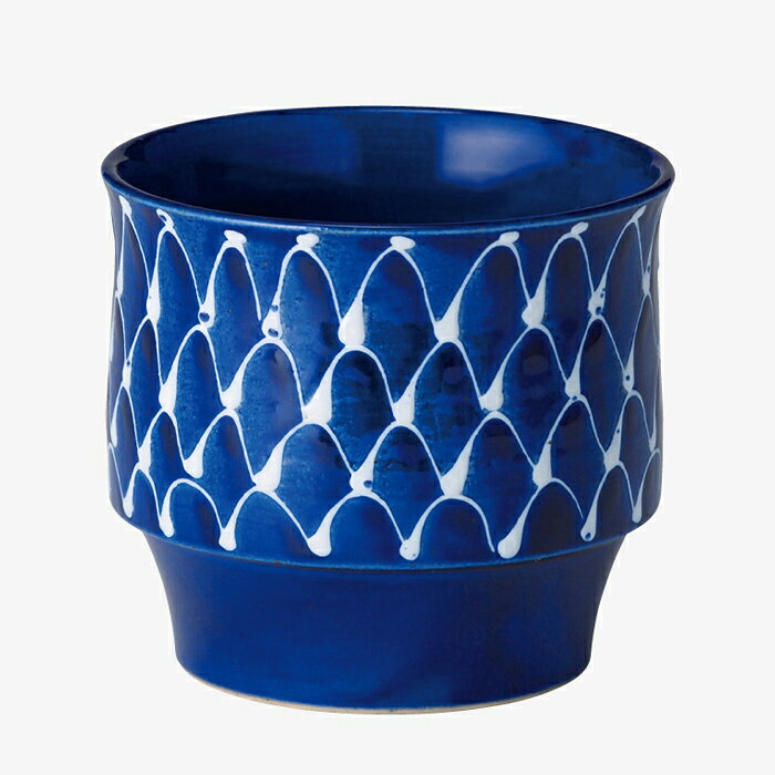 1箱の仕様 商品サイズ／φ9.5×8.5cm 商品容量／325ml 商品重量／230g 材質／磁器 産地／波佐見 化粧箱入 瑠璃　ルリ 吸い込まれるような藍 深海のように奥行きのある藍色が特徴の「瑠璃」。 瑠璃釉を基調に白イッチンで一筆一筆...