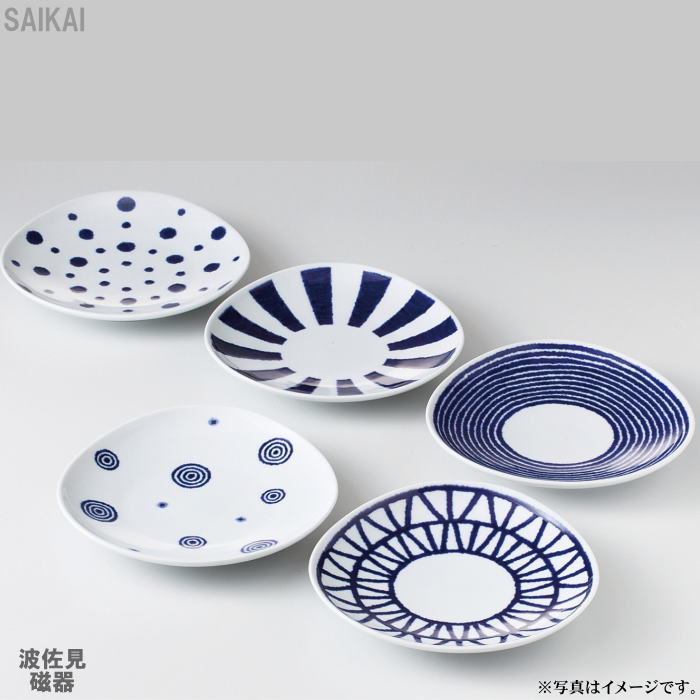 1箱の仕様 内容／取皿（φ16×H2.5cm）×5 箱寸／W16×D16×H9cm 箱／ダンボール箱 材質／磁器 箱重量／1.1kg 産地／波佐見 布地に染色したような風合いをデザインした藍玉シリーズ。やんわりしたトライアングル型のプレート...