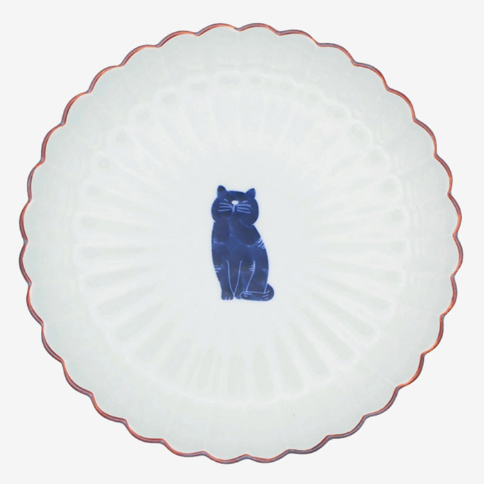 1枚の仕様 商品サイズ／φ16×H2.5cm 材質／磁器 産地／波佐見 《呉須猫　菊割》 静けさに寄り添う藍の猫と、菊割のやさしいかたち。 日々のひとときに、やさしい静けさを添えて。