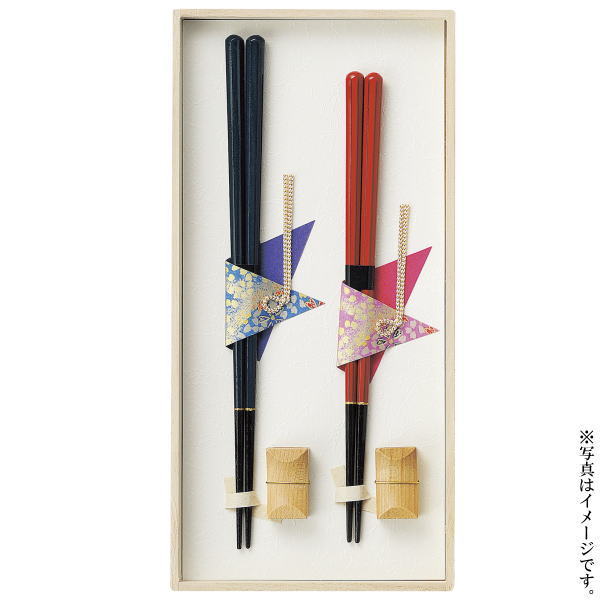 《注意》 他の商品との同梱の場合は、宅急便でのお届けとなります。 メール便のお届けは着日指定ができませんのでご了承ください。 内容／箸（大）235mm・箸（中）215mm：天然木（タモ）、箸置32×18×13mm×2：楓・ウレタン塗装 箱サ...